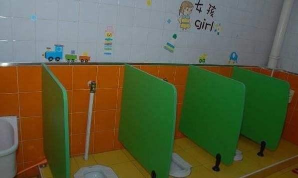 幼儿园实行“男女同厕”,只因厕所数量有限,男孩:为啥她们蹲着 隐私 幼儿园 邻居 新浪新闻