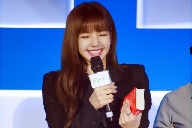 Lisa参加《青春有你2》发布会，现场与蔡徐坤跳捣蒜舞超接地气|青春有你2|蔡徐坤|接地气_新浪新闻