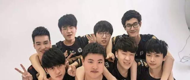 RNG姿态带头“黑”小虎，连发2200，房管忽略不计，毫无排面