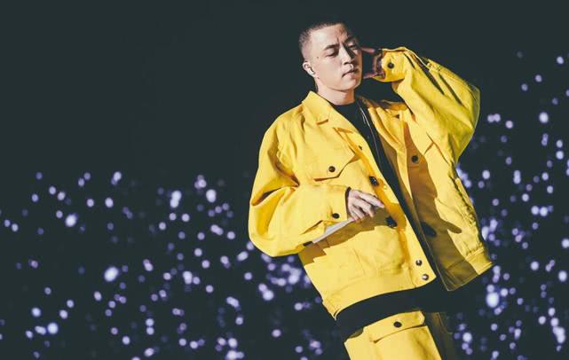 嘻哈歌手JonyJ官宣当爹，女儿太会生，以后四年过一次生日