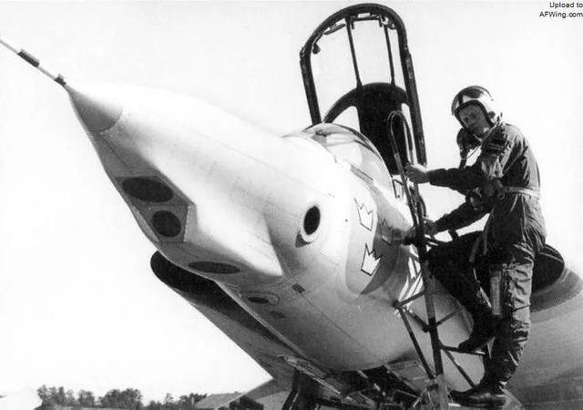 超越时代的双三角翼——瑞典萨博-35“龙”式战斗机