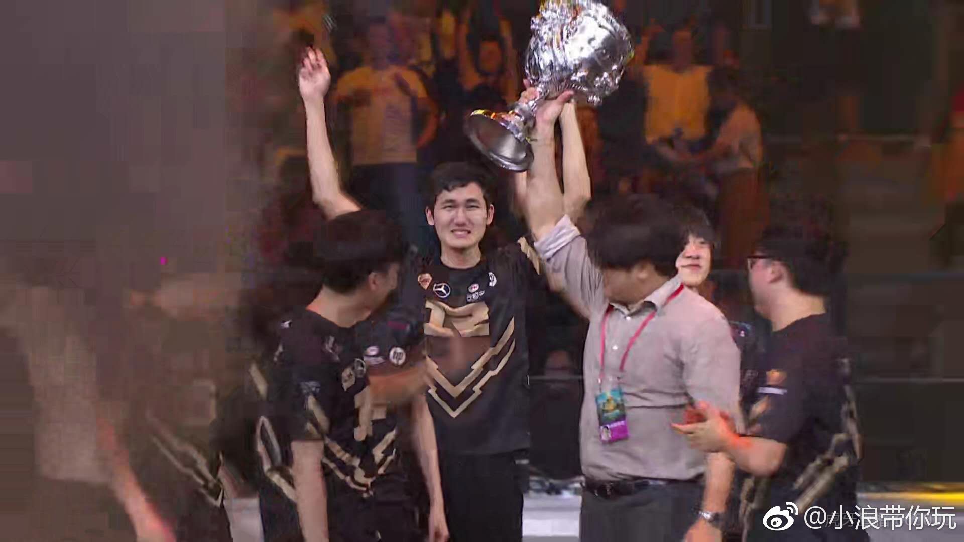 恭喜RNG拿下2018LPL赛区夏季赛总冠军，Uzi拿下MVP! 实至名归!|赛区|总冠军_新浪新闻