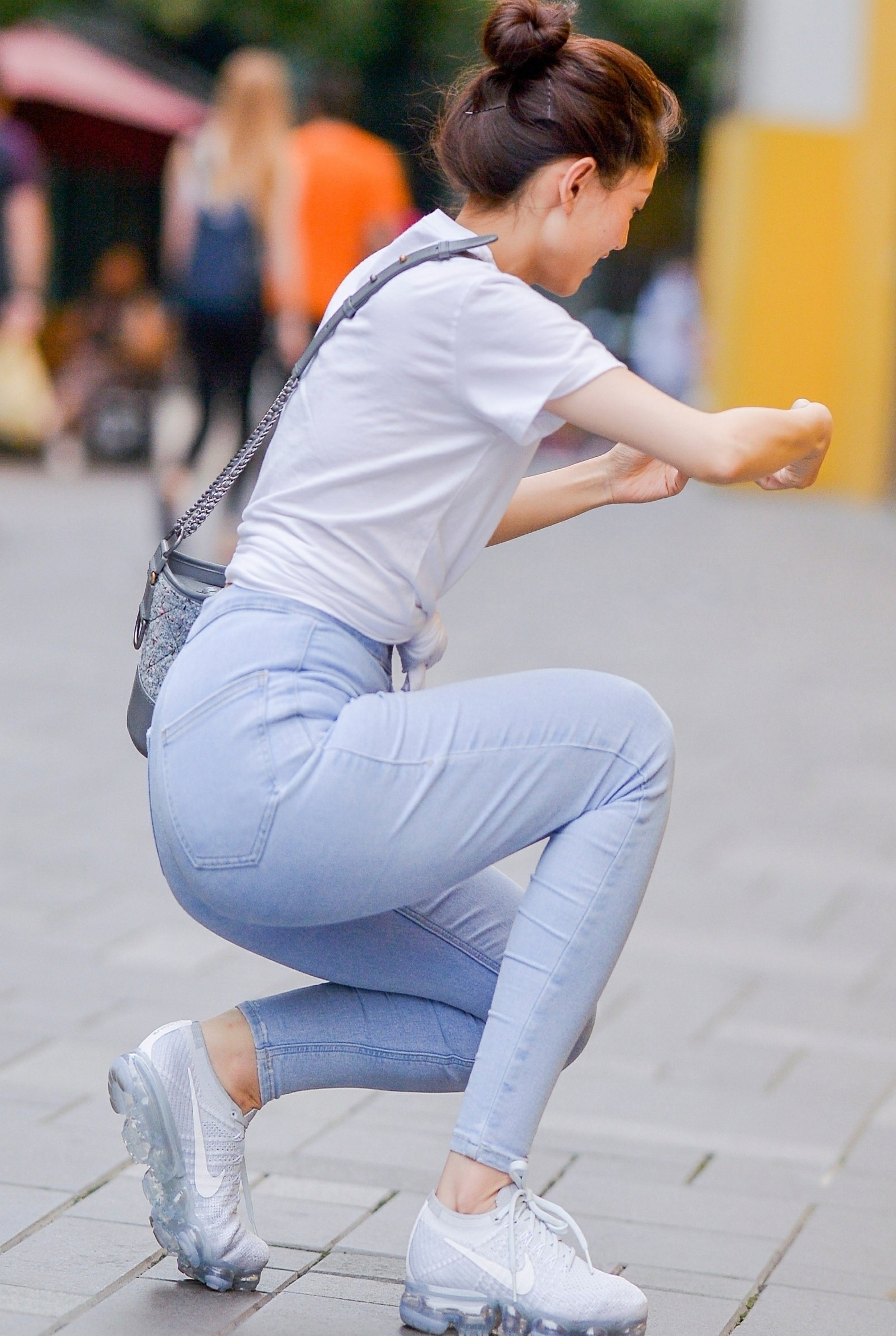 街拍 甜美小姐姐紧身牛仔裤尽显柔美曲线 穿出了一种很紧绷的味道