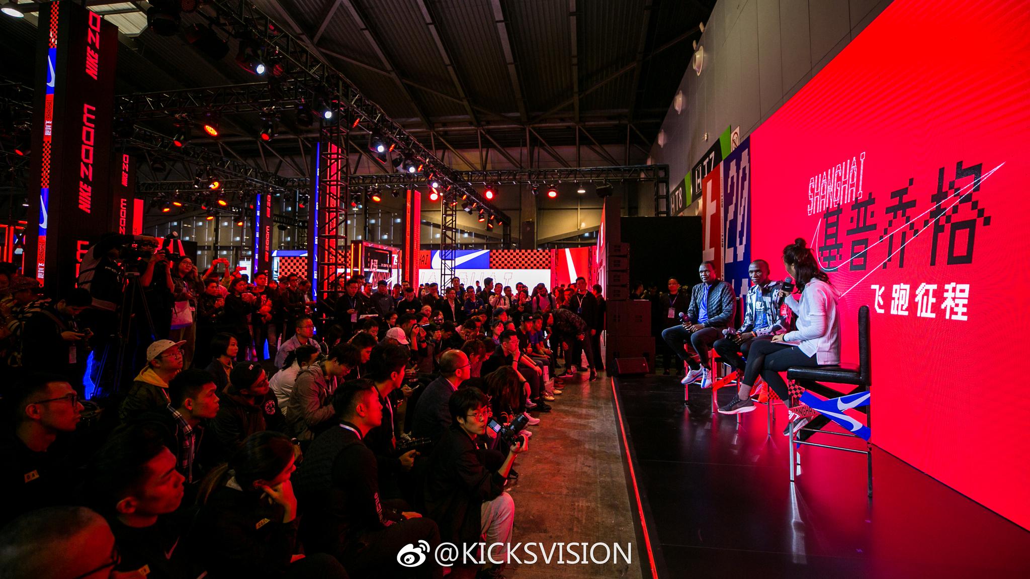 今天下午基普乔格与教练Patrick Sang也来到了上马展示会的现场|基普乔格|教练|展示会_新浪新闻