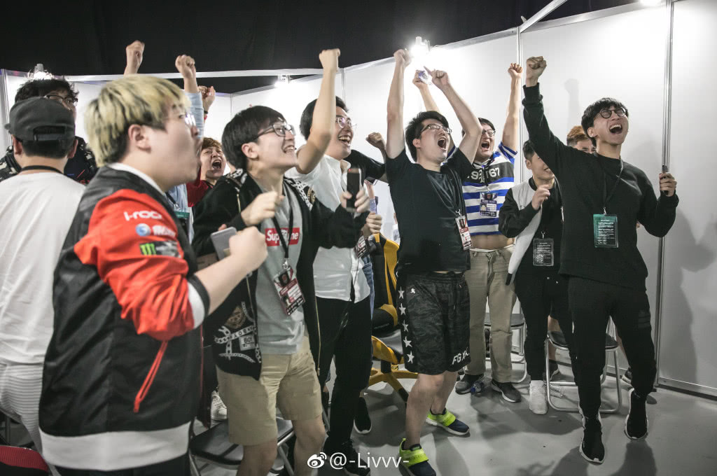 LOL赛场内外有哪些照片让你揪心不已？Faker那一回眸充满心酸！