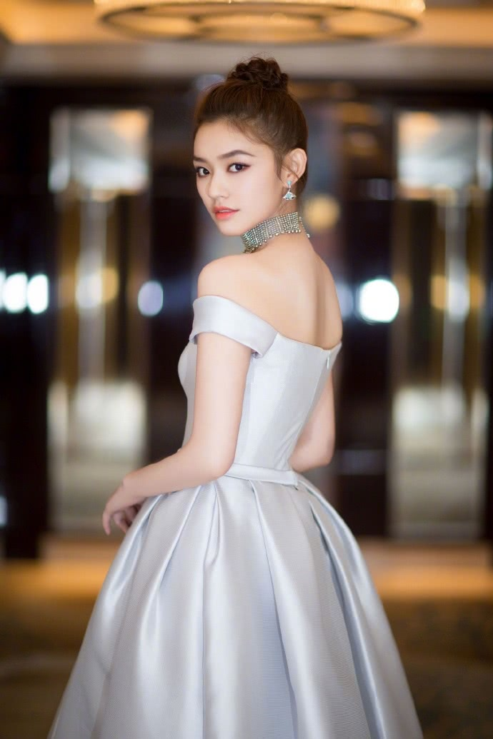 林允穿蓬松裙好惊艳,搭配丸子头公主范十足,网友:身材比例真好林允公主身材新浪新闻