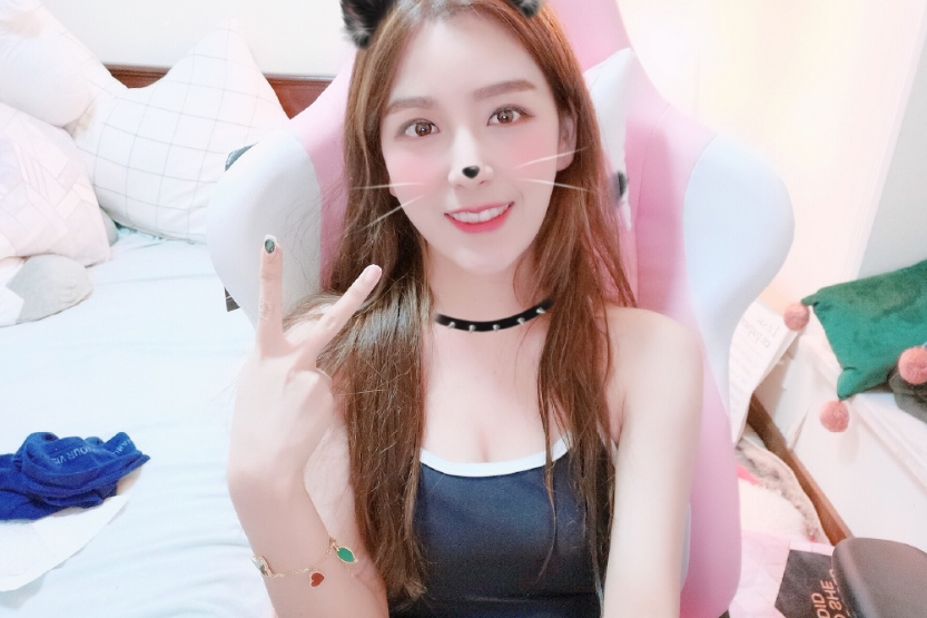 谁才是LPL四朵金花之首？Rita泳装抢眼，小钰收获世界冠军中单