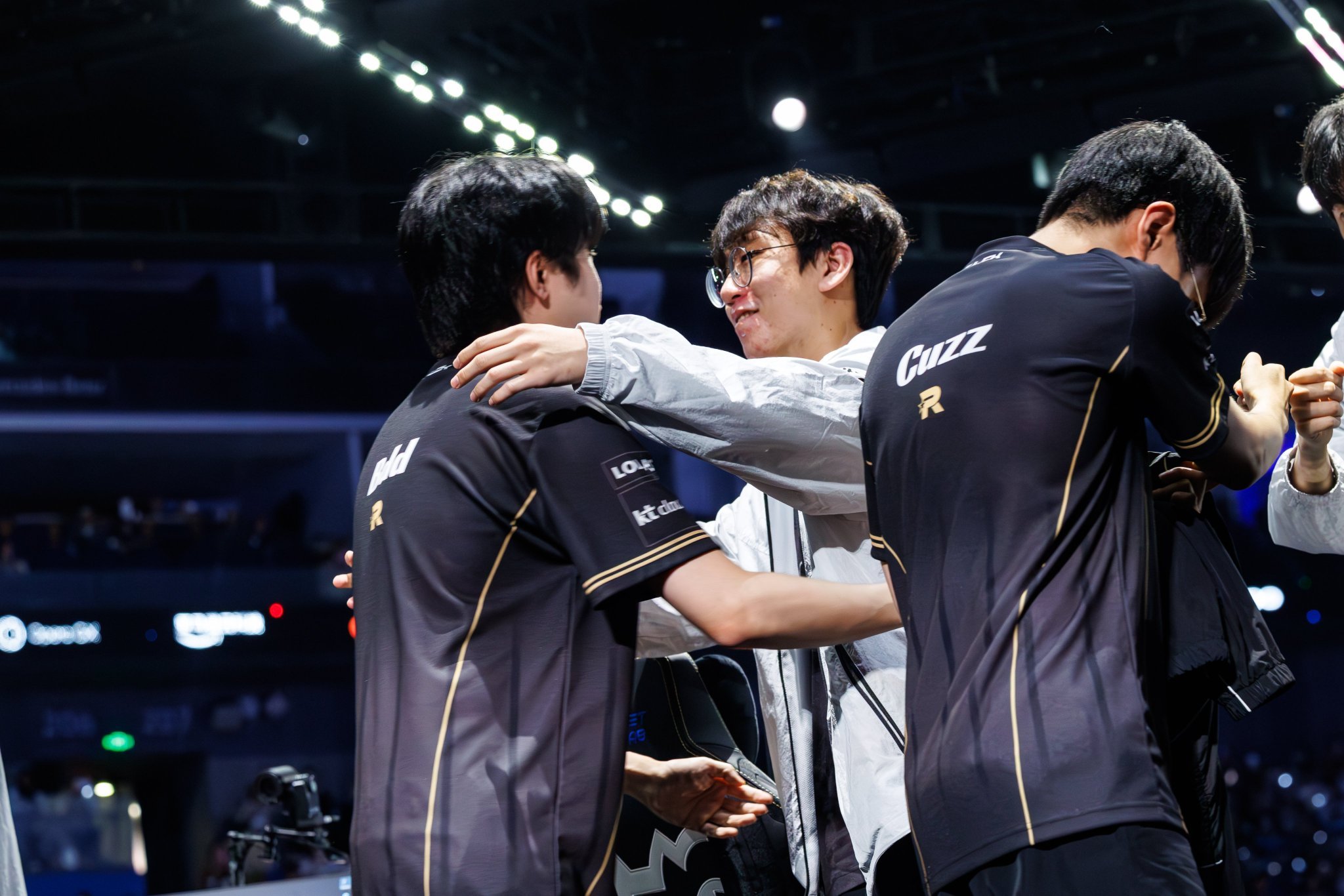 KT战胜GEN晋级，Ruler与Bdd赛后拥抱|晋级_新浪新闻