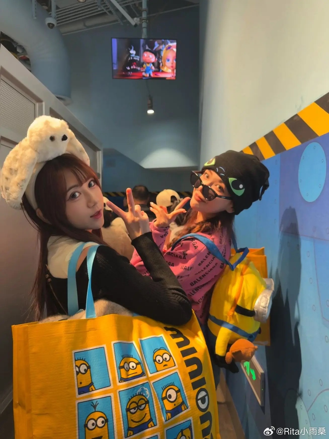 LPL解说Rita晒环球影城游玩照|lpl|小孩儿|Rita_新浪新闻