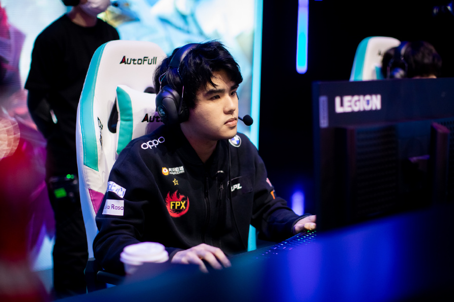 FPX输比赛全怪我！RNG夺冠后LWX公开道歉求骂，解说直言没法洗|道歉|夺冠|比赛_新浪新闻