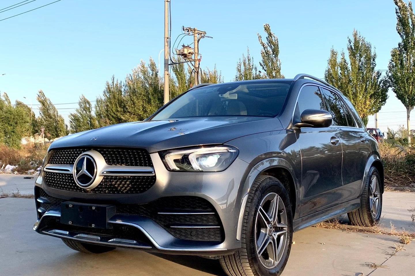 最新款奔驰GLE到港，矩阵中网+2.0T动力，动感外观比宝马X5帅气-新浪汽车