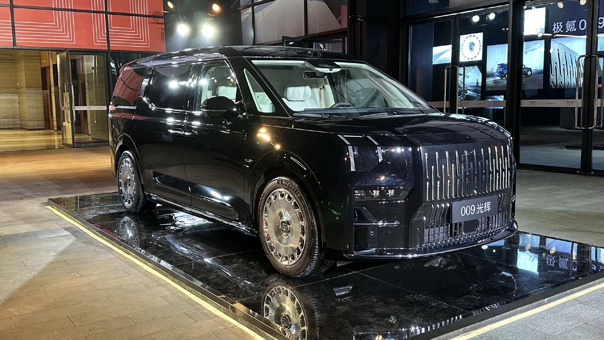 78.9万元，搭载双8295芯片，极氪009光辉要让谁招架不住？|新车资讯|国产新车|新能源_新浪新闻