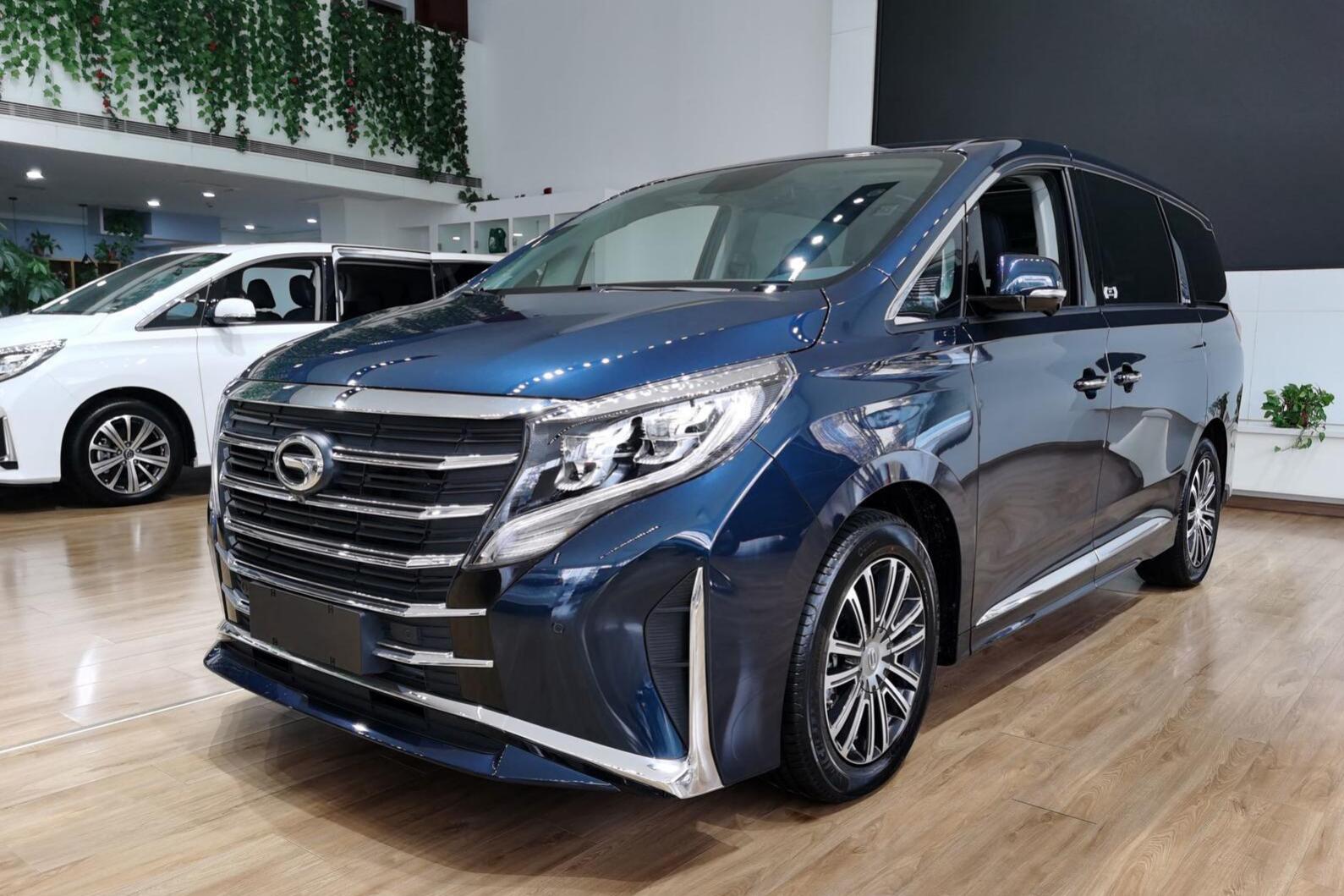 国产MPV中的“埃尔法”，2.0T+双电动门，新传祺M8真霸气！-新浪汽车