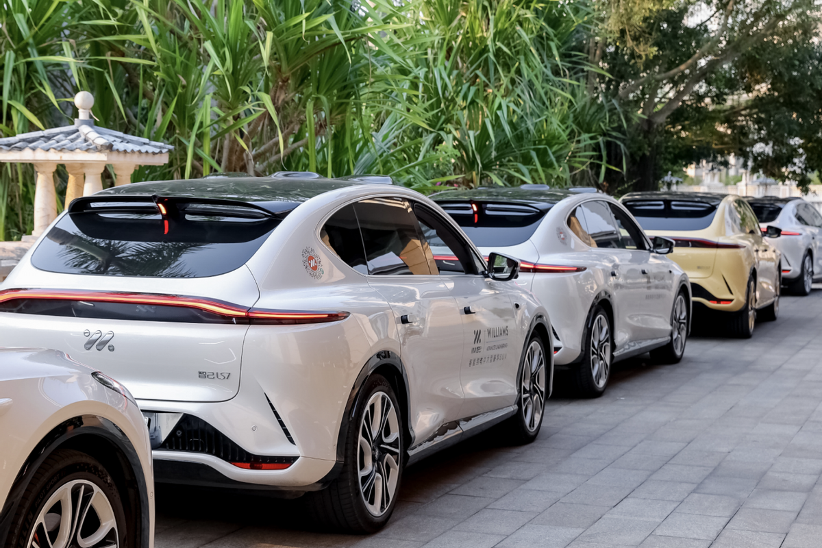 试驾智己LS7，车内视野开阔、半幅式方向盘真有被“香”到-新浪汽车