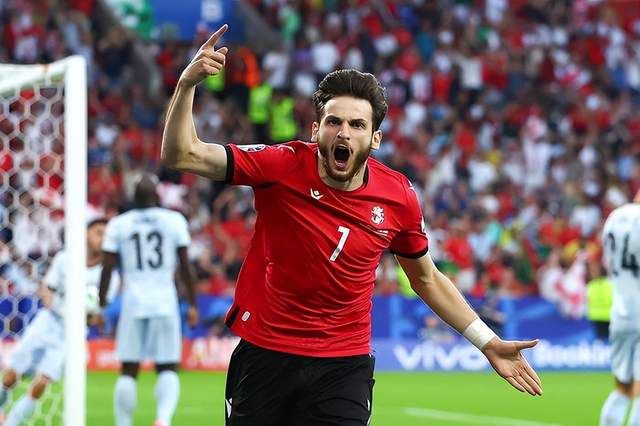 梦想照进现实！K77赛后晒出MVP奖杯和C罗球衣 亚洲小国因他逆袭|格鲁吉亚|C罗|球衣_新浪新闻