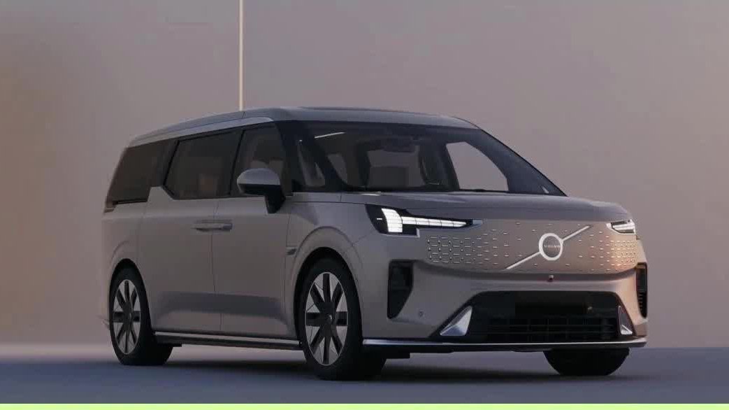 直售价81.8万元！沃尔沃EM90正式发布，纯电MPV“安全王冠”|汽车资讯|汽车视频|新能源_新浪新闻