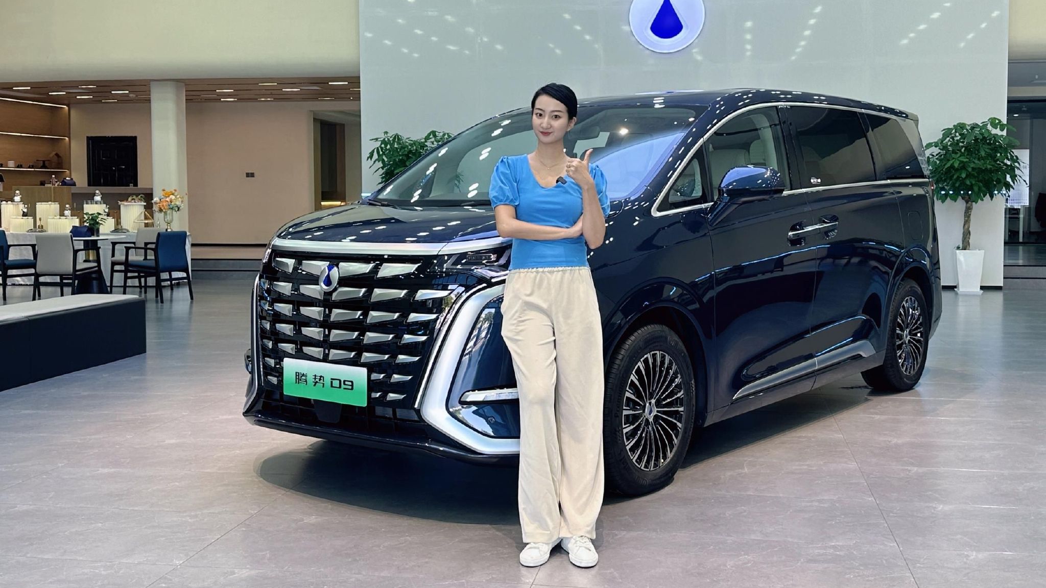 腾势D9这款MPV咋样？1米72的小姐姐体验后说出了自己的感受|花边趣闻|25-35万mpv|MPV_新浪新闻