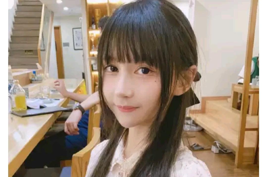 蔡萝莉要走出二次元了当她换下洛丽塔后 宛如漫画中的少女 二次元 洛丽塔 蔡萝莉 新浪新闻