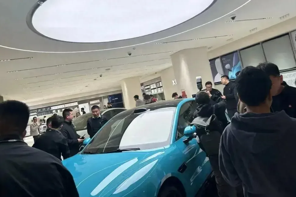 小米SU7门店开放首日：1小时40人看车！小鹏P7i急降2-5万元狙击|小米|门店|雷军_新浪新闻