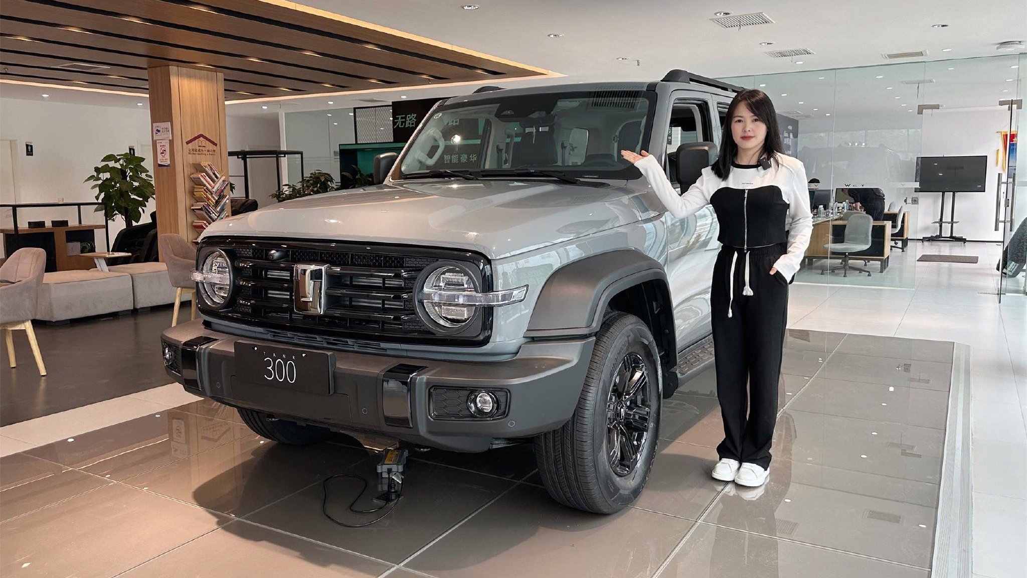 让竞品瑟瑟发抖？2.0T+9AT+48V轻混，2024款坦克300更值得买了？|行业新闻|产销数据|汽车视频_新浪新闻