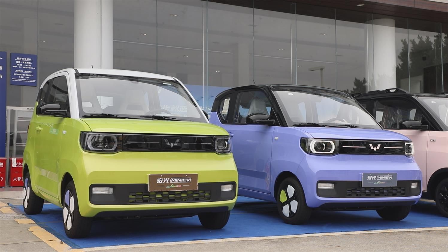 薰衣草紫、青柠黄尽显拼色时髦格调，宏光MINIEV马卡龙新款到店|新车解析|国产新车|新能源_新浪新闻