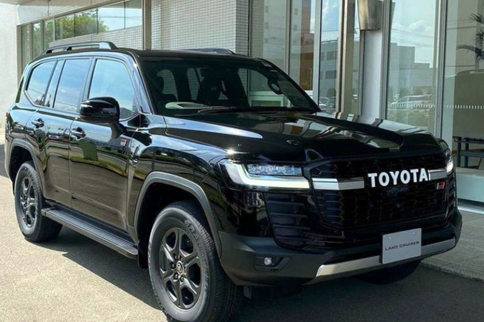 全新丰田陆巡GR SPORT实拍，搭3.5T+10AT动力组合，外观更运动-新浪汽车