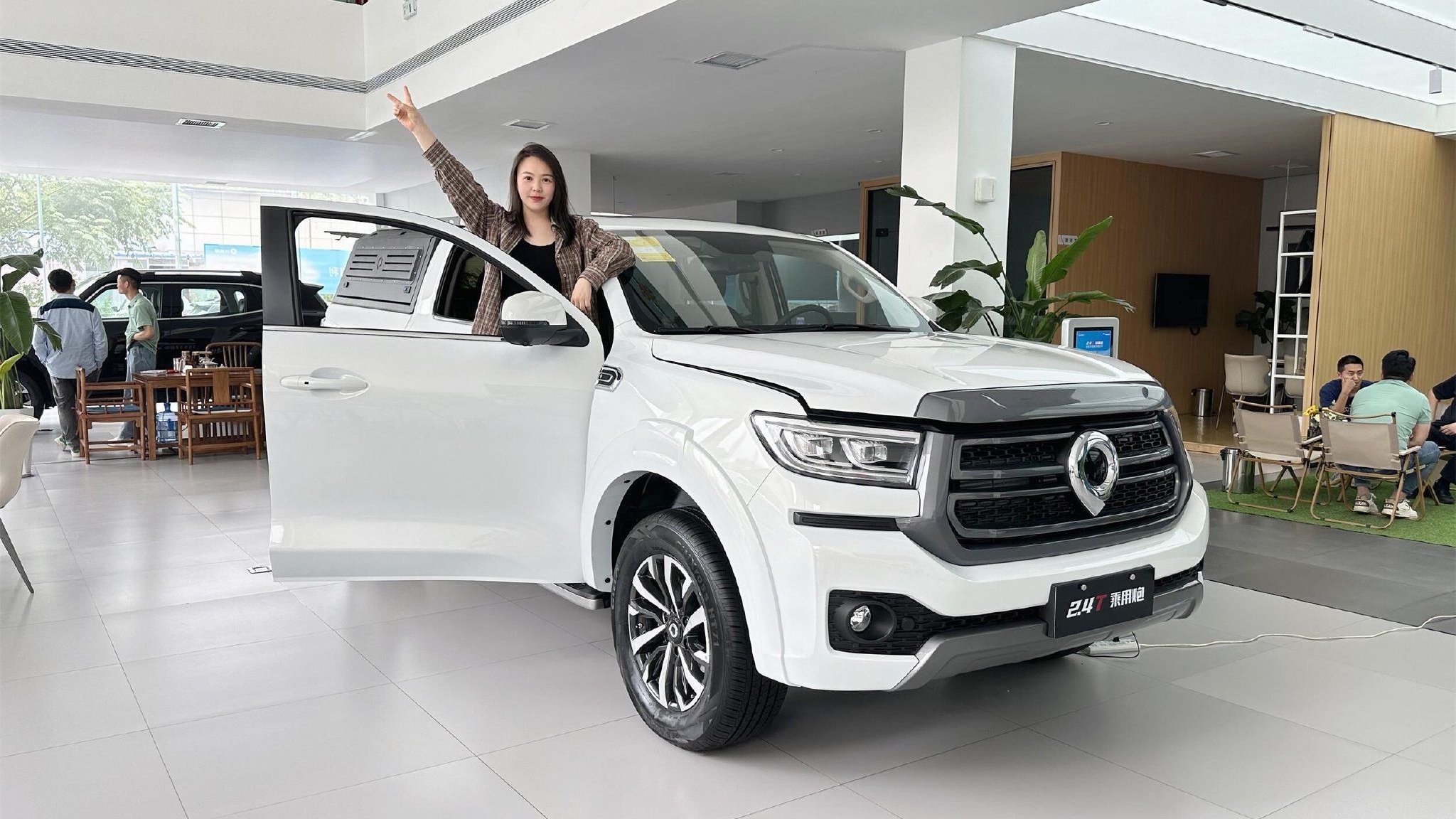 探店实拍长城炮2.4T乘用版：2.4T柴油+9AT，不给竞品留一点机会|新车实拍|汽车视频|9AT变速器_新浪新闻