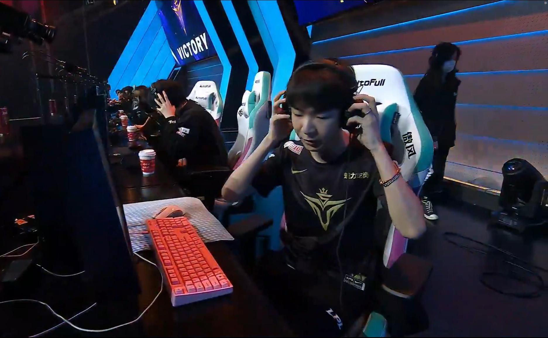 Doinb节奏事件后FPX迎战V5落败，满屏“正义必胜，替天行道”|必胜|正义|小东北_新浪新闻