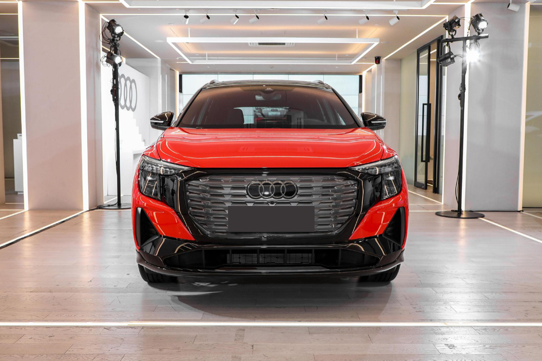 奥迪全球首款“Roadjet陆地专机”车型，奥迪Q5etron内外皆有料-新浪汽车