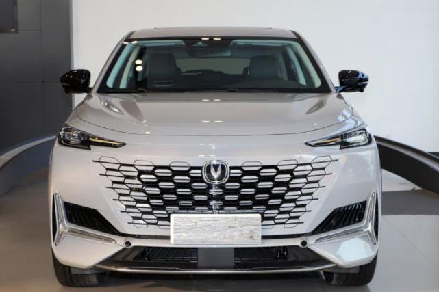 长安UNIK已经进店，尺寸不输途昂，2.0T+8AT，聪明人就等它-新浪汽车