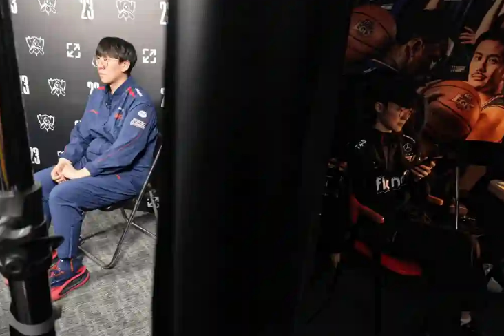 神图！Ruler和Faker一墙之隔，悲喜两重天，MISSING赛后哭了|英雄联盟|英雄联盟全球总决赛|T1战队|JDG|卑尔维斯_新浪新闻