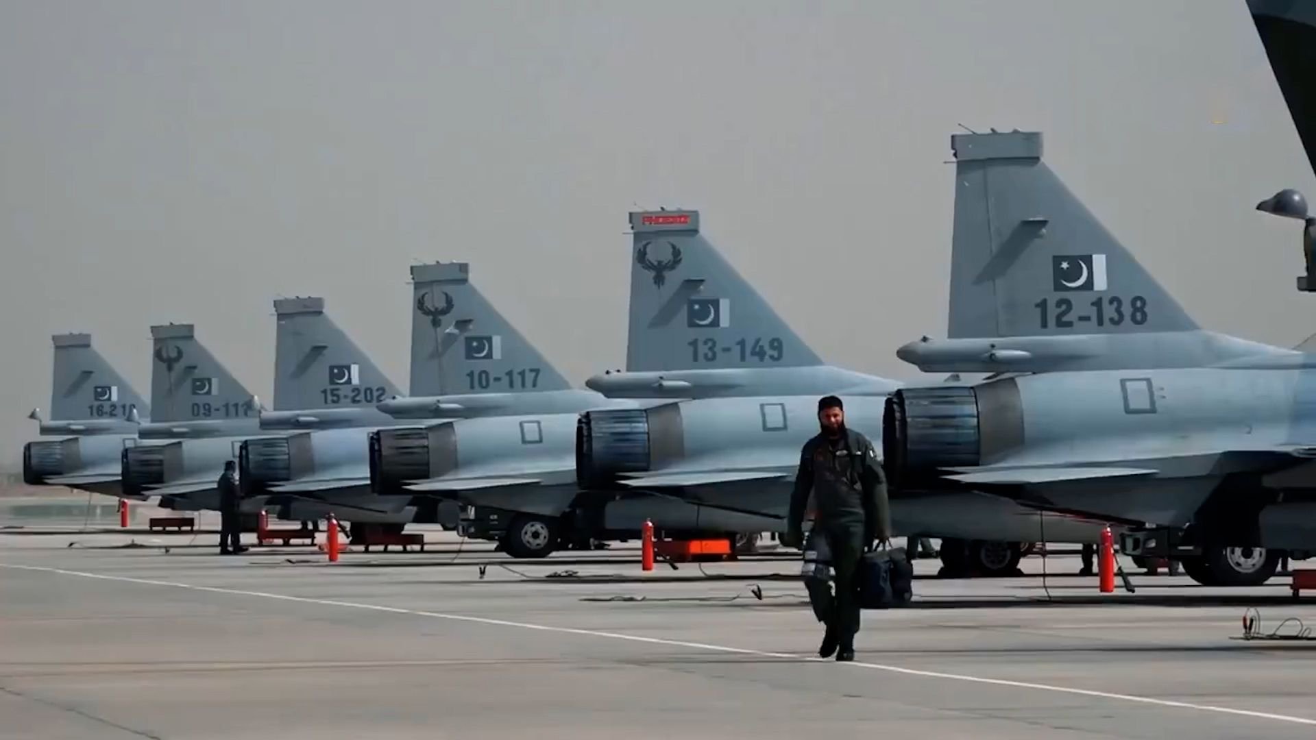 巴基斯坦空军展示参与中巴联合演习的J-10C和JF-17战斗机！_新浪新闻