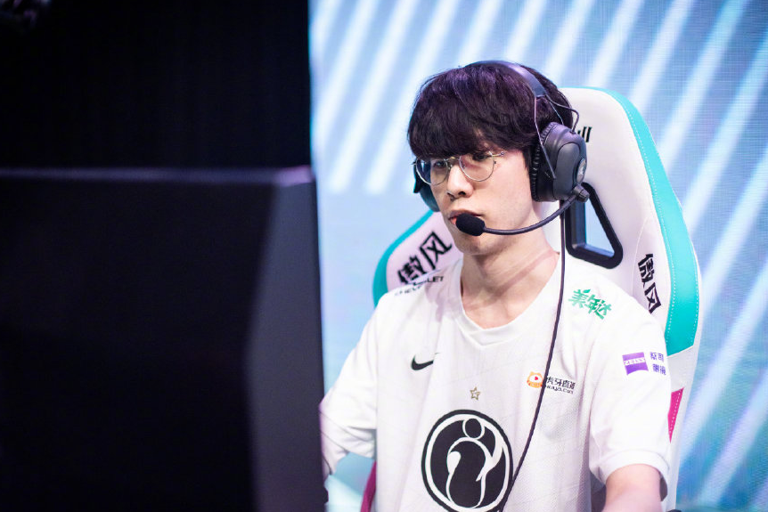 xun痛苦面具，Theshy被bin打出生涯最惨战绩！解说：想扇个嘴巴|苏宁|嘴巴|面具_新浪新闻