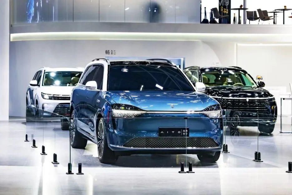 问界正面PK理想：M9预定量超5.4万个，L9如何迎战最强对手？-新浪汽车