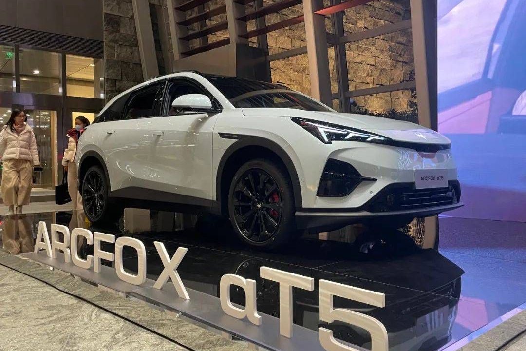 同级唯一800V高压超充，极狐阿尔法T5上市，15.58万元起-新浪汽车