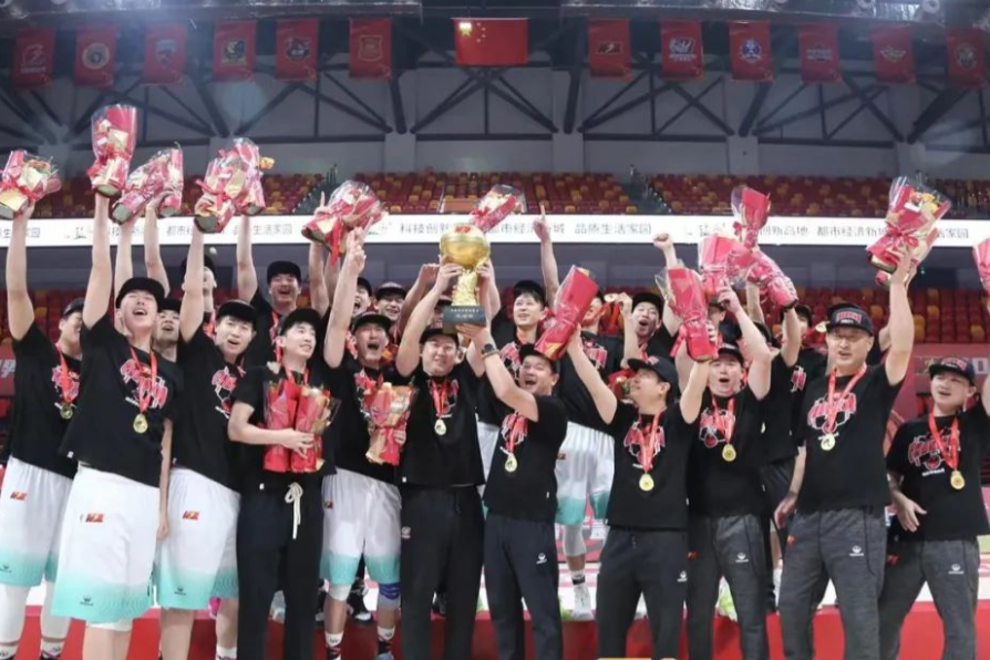 中国篮坛第1对父子总冠军教练！儿子夺NBL冠军，老爸夺CBA冠军|CBA|杨学增|父子_新浪新闻