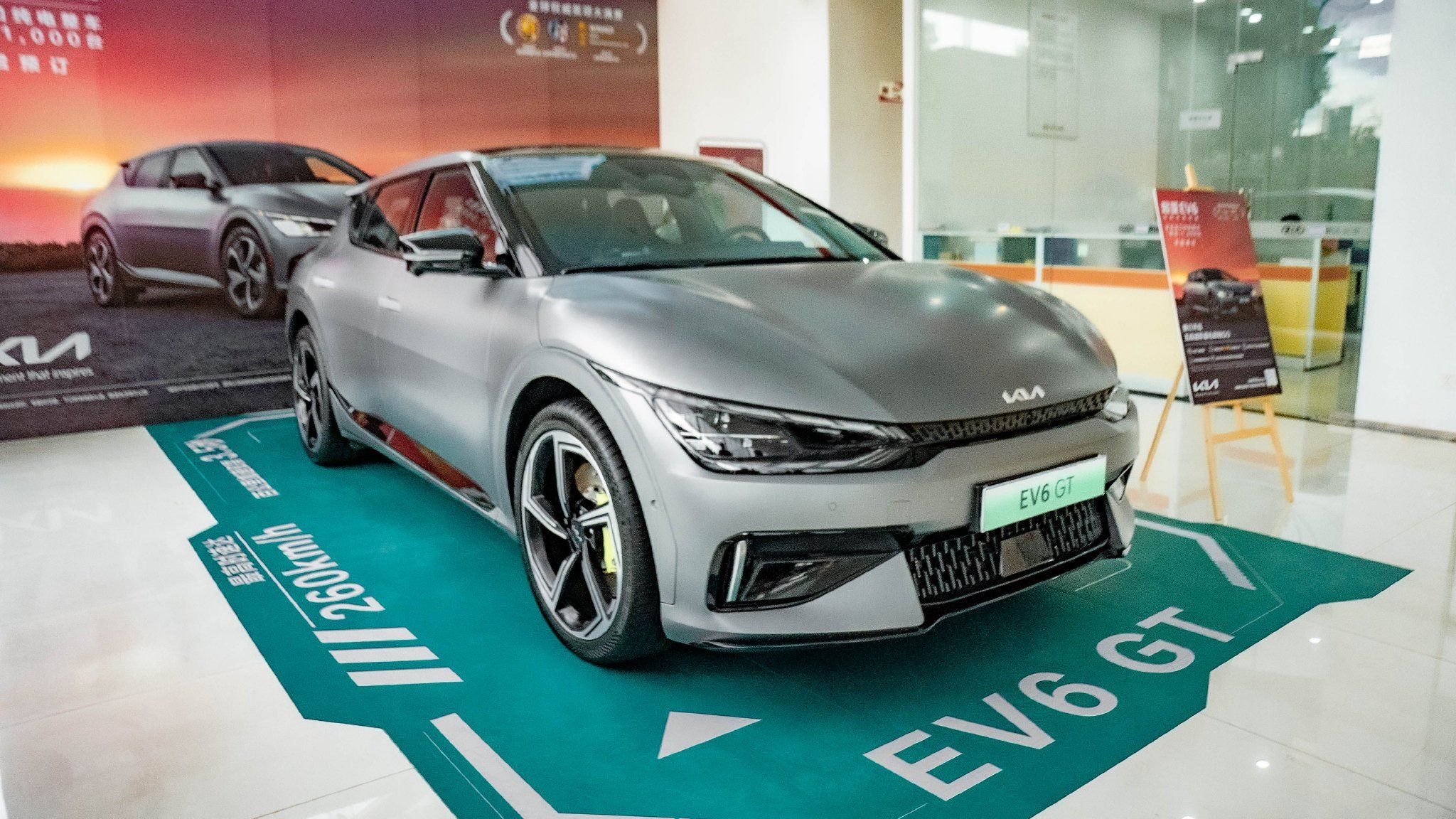 起亚进口旗舰EV6 GT到店体验，3.5s“破百”高性能纯电轿跑|汽车资讯|韩系|新能源_新浪新闻