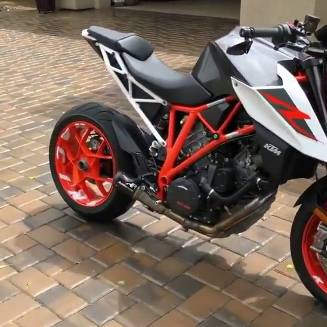 实拍KTM1290轻量化版海外测试_新浪新闻