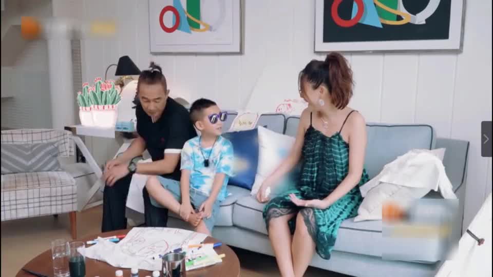 陈小春应采儿Jasper一家人整整齐齐，为二胎hoho设计衣服|娱乐|综艺|明星_新浪新闻