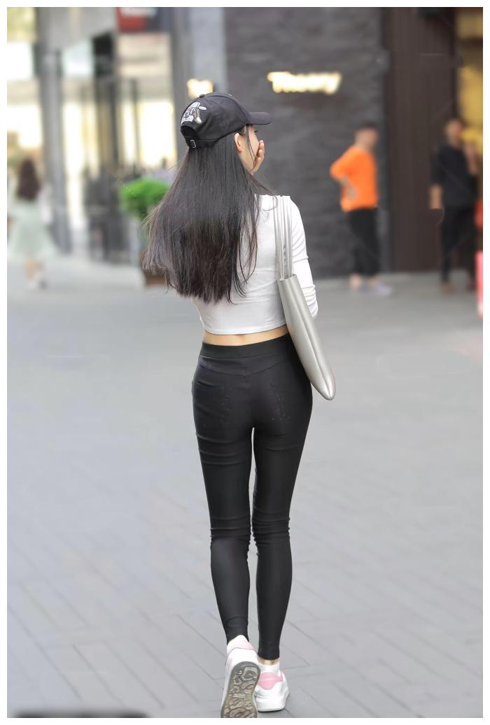 黑色紧身裤的小姐姐,下半身的好身材展现出来,散发清纯的气息啊小姐姐紧身裤下半身新浪新闻