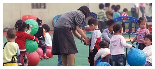 孩子上幼儿园穿衣有讲究,有些衣服不能穿,否则易发生危险 衣服 幼儿园 绳子 新浪新闻