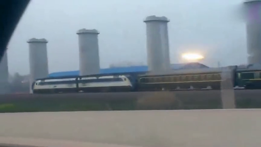 铁道飙车，绿皮车终于霸气一回，DF11G的轰鸣中，绿皮赢了！_新浪新闻