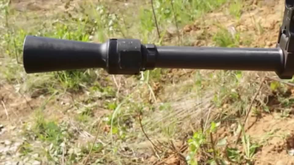 DShK 12.7毫米重型机关枪，可以150m穿15mm钢板_新浪新闻