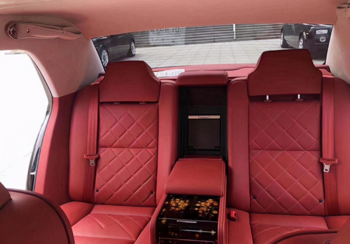 吉林遇860万的红旗L5，身后还有三辆RR幻影，气场一目了然