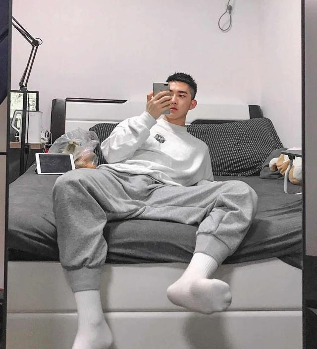 白袜体育生高中篮球体育犬 伤感说说吧