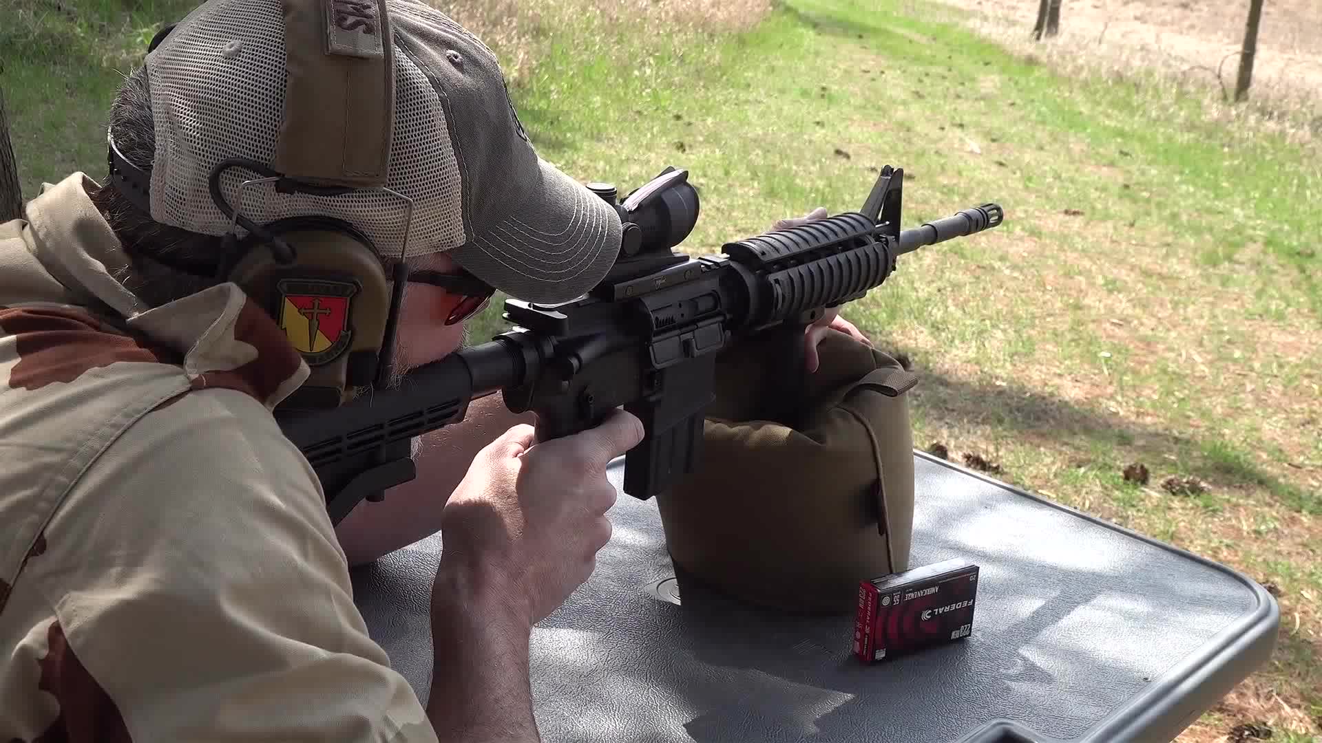 现实中的柯尔特M4A1卡宾枪，配备高清瞄准镜户外射击实测_新浪新闻