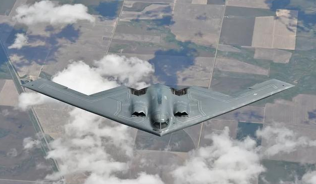 美国的三种现役轰炸机b52、b1b和b2分别需要几名机组成员？