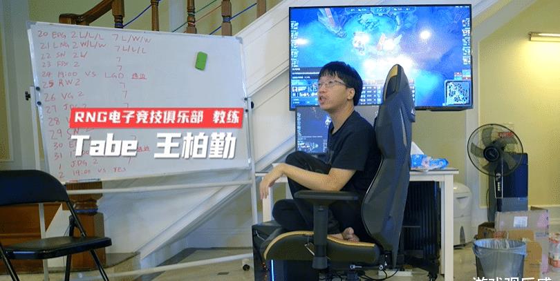 LPL官方纪录片播出，RNG和Uzi成主角，教练深夜醉酒崩溃