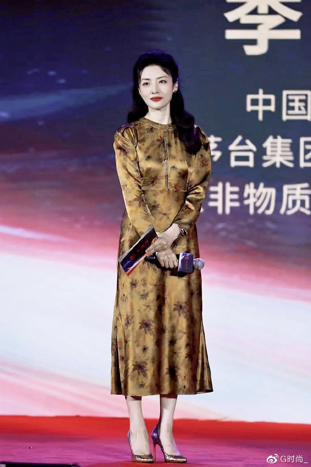 人到50岁真不老，看看周涛，发量浓密穿搭优雅，尽显东方女性魅力|周涛|气质|礼服_新浪新闻