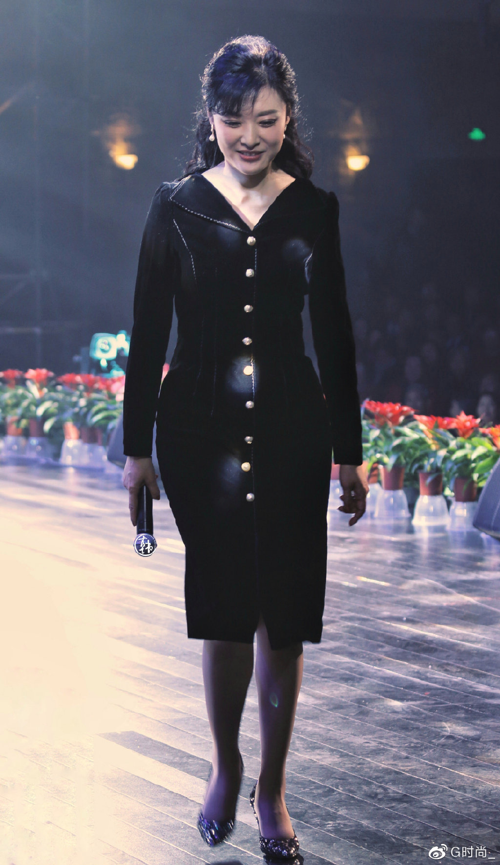 人到50岁真不老，看看周涛，发量浓密穿搭优雅，尽显东方女性魅力|周涛|气质|礼服_新浪新闻